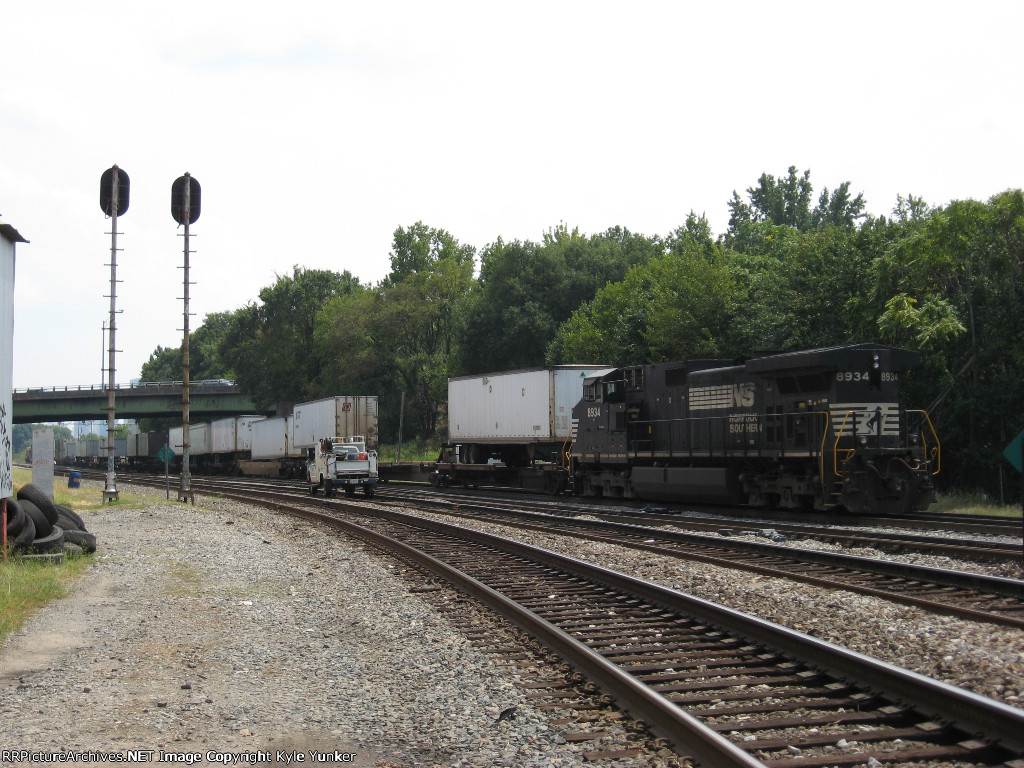 NB intermodal train waiting to be rescued